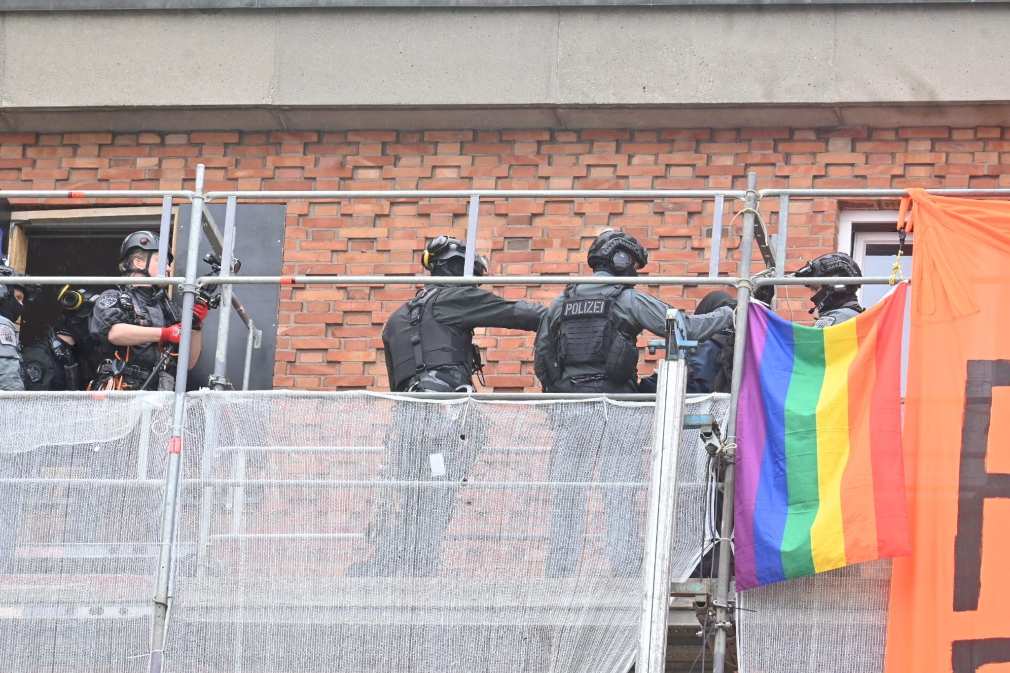Protest vor Kieler Landtag für Maja T. von Polizei beendet