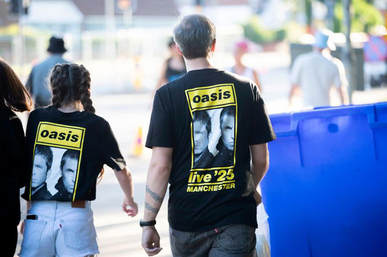 Oasis fans heading to Heaton Park given new advice as travel warning issued