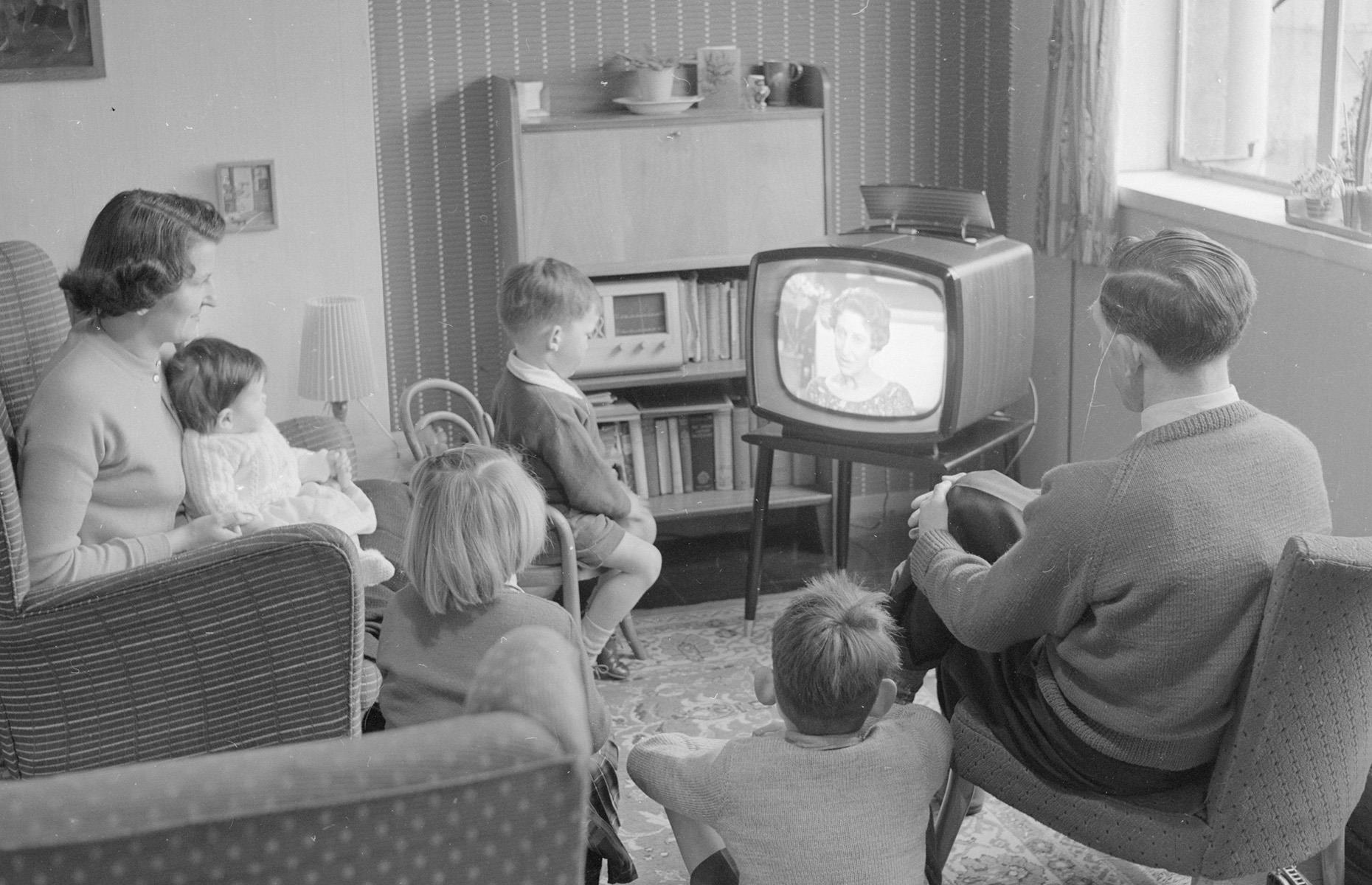 Rare vintage photos of British home life in the 1950s