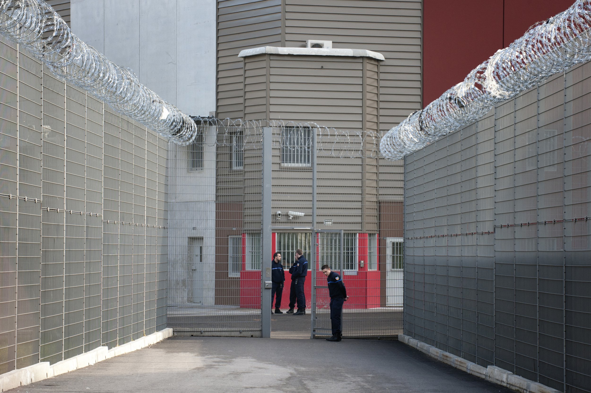 Inmate escapes prison hiding in pal's laundry bag