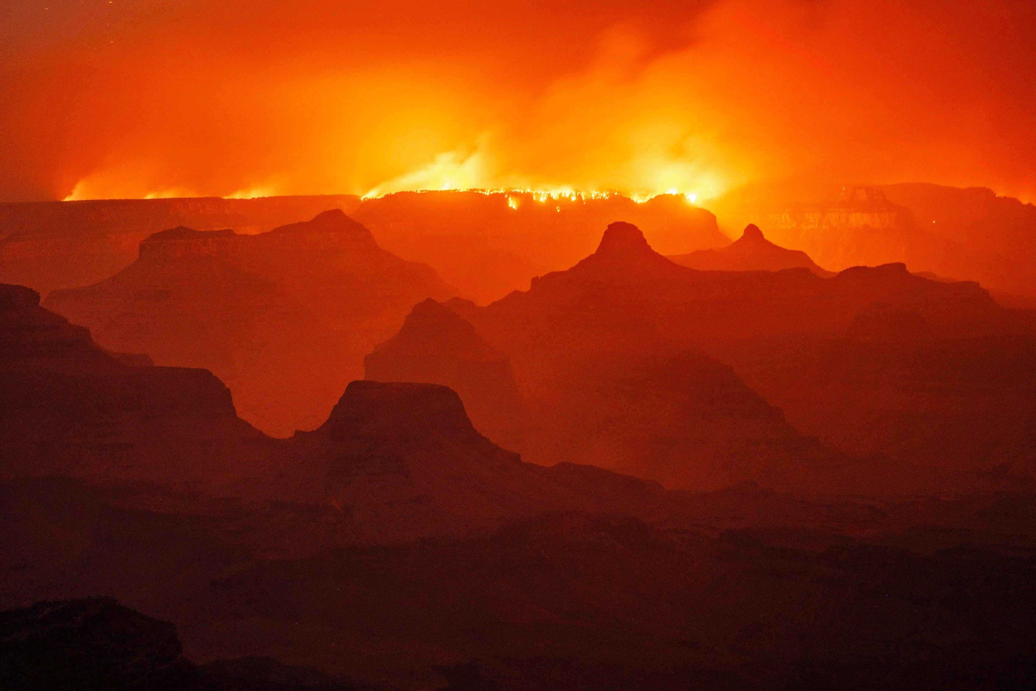 Time-lapse video of Dragon Bravo Fire shows Grand Canyon's North Rim in ...