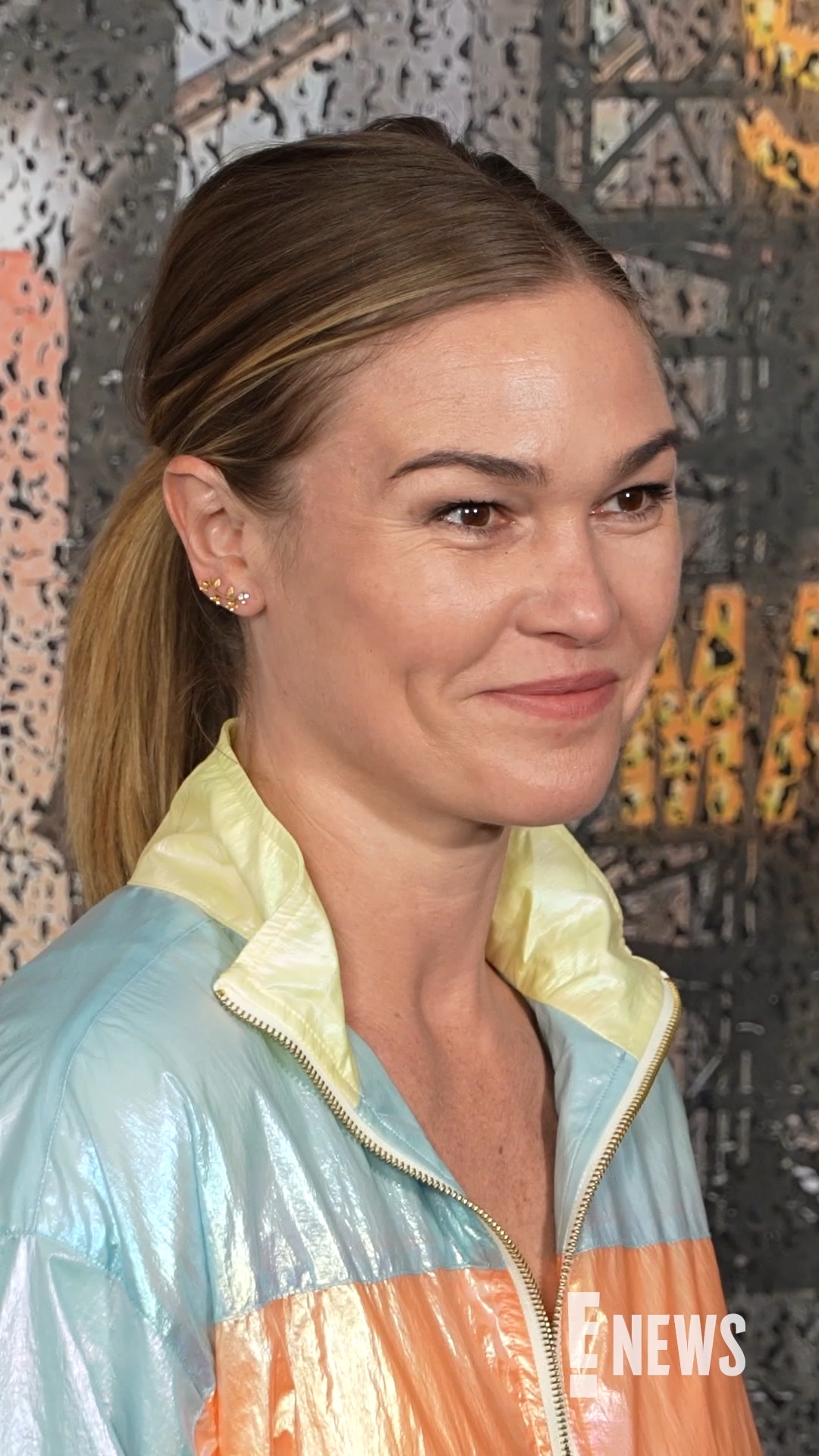 Julia Stiles looking gorgeous