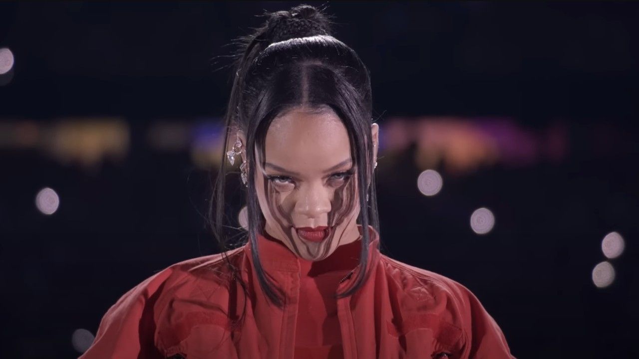 Rihanna’s Two-Piece Fit Looks Like A Rolled Up Towel, But Somehow She ...