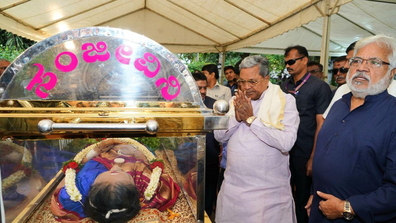 In Photos Karnataka CM Siddaramaiah offers floral tribute to Saroja Devi