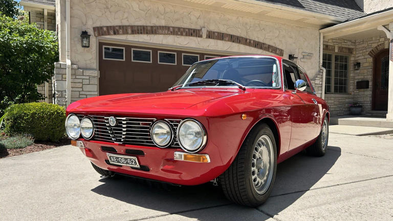 This Alfa Romeo GTV 2000 Is A High-End Track Build With A Titanium ...