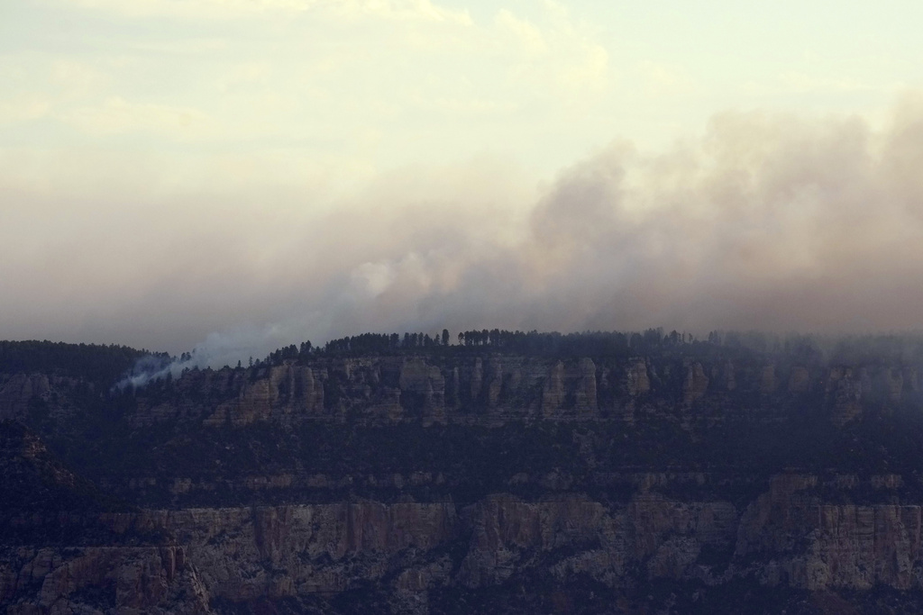 A wildfire that destroyed historic Grand Canyon Lodge spread after ...