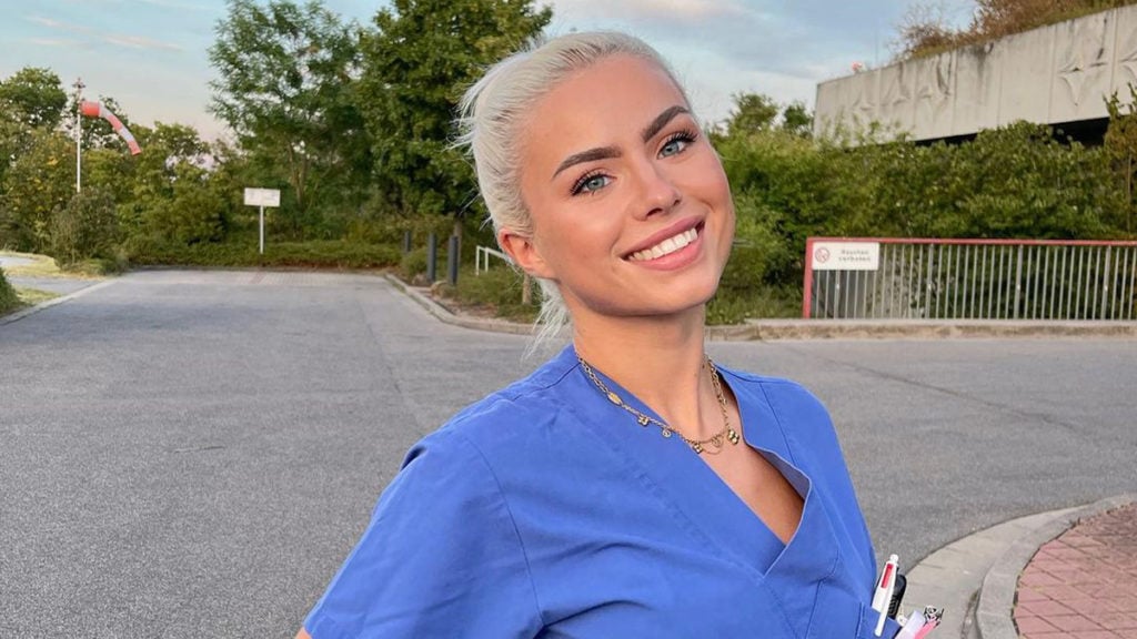 Knappe verpleegster Kim (25) is een hit dankzij haar leuke foto's en ...