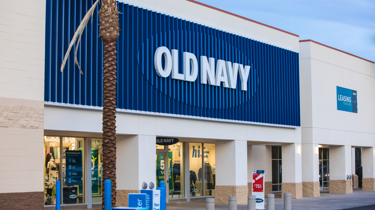This Bestselling $12 ‘Perfect Basic’ Old Navy Tee Is So Flattering, I ...
