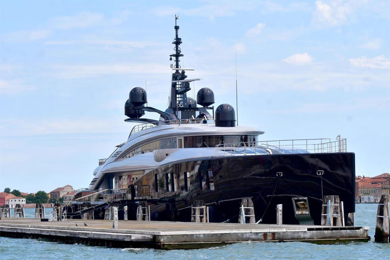 Joe Rogan vacations on $50M megayacht with rarely seen wife Jessica ...