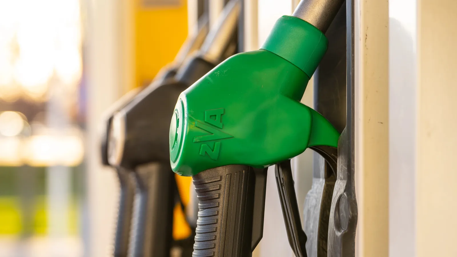 U.S. gas prices expected to drop below $3 a gallon this summer