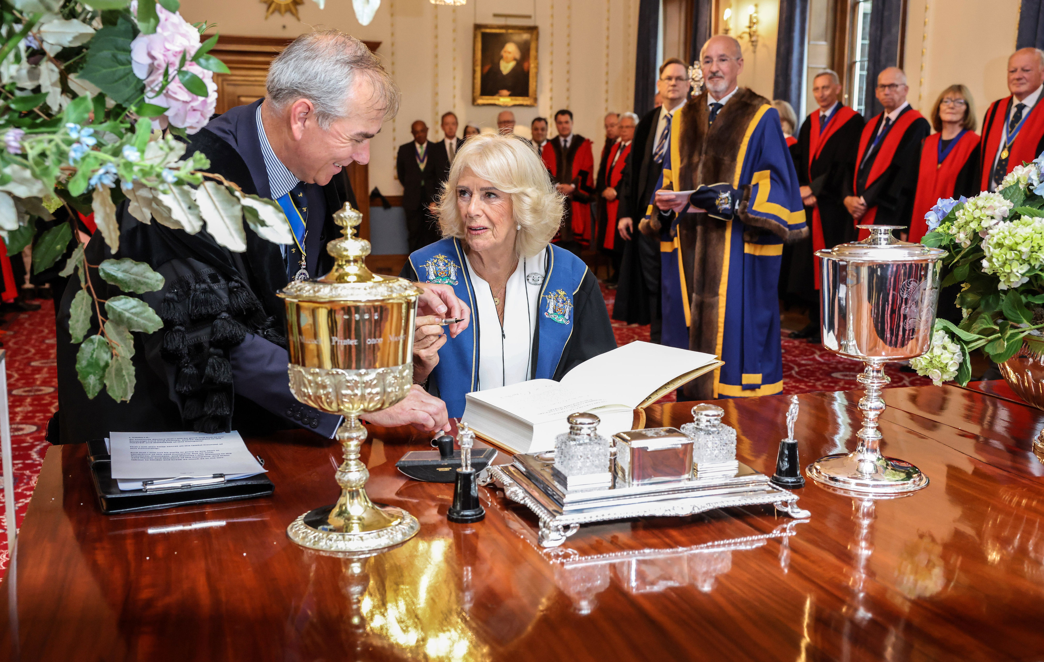 Queen made honorary freeman and liveryman of stationers and newspapers ...