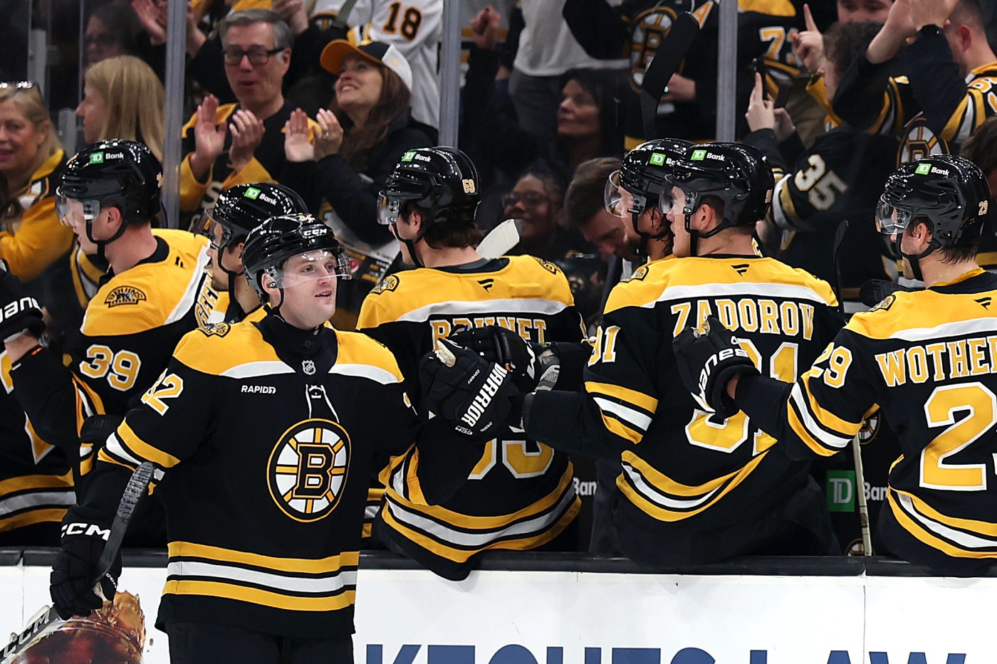 Bruins sign John Farinacci to one-year deal