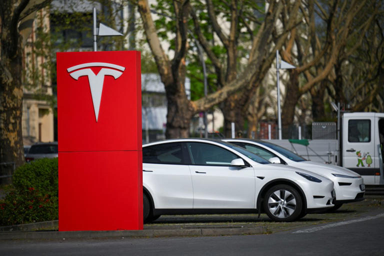 Elon Musk’s Tesla loses top North American sales executive in latest ...