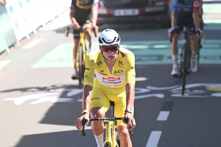 Mathieu van der Poel moest van héél ver komen, maar vader Adrie leest ...