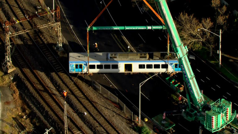 Train derailment disruptions continue in Melbourne as last carriage ...