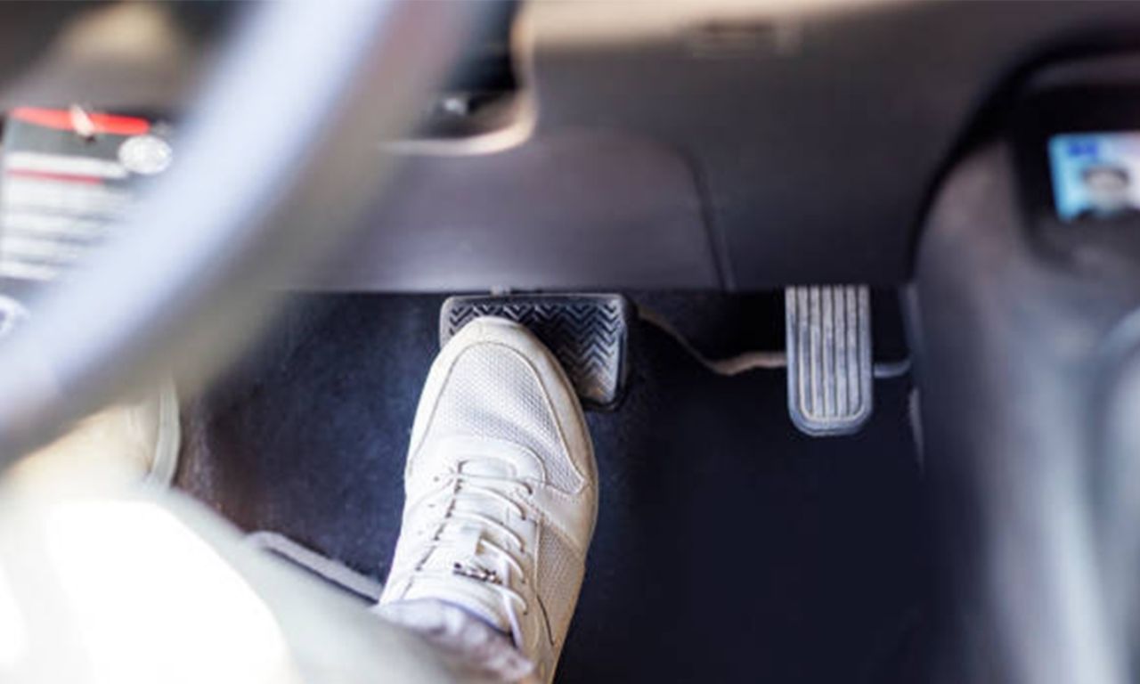 ¿Por qué se escucha un rechinido al frenar y cómo solucionarlo?