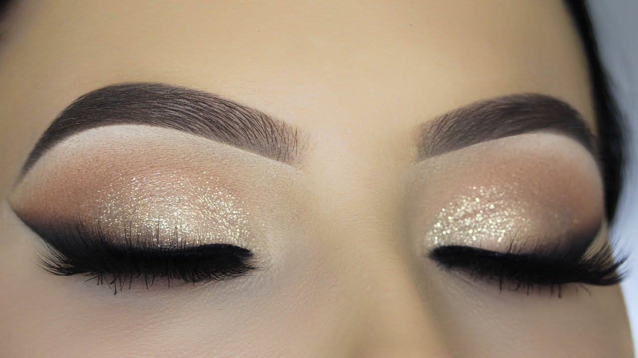 How to Create a Smoked-Out Winged Liner Look