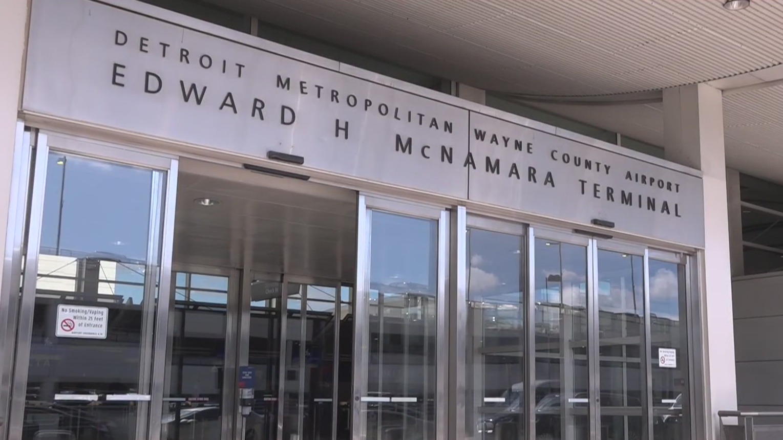 Travelers split on proposed cigar lounge at Detroit Metro Airport