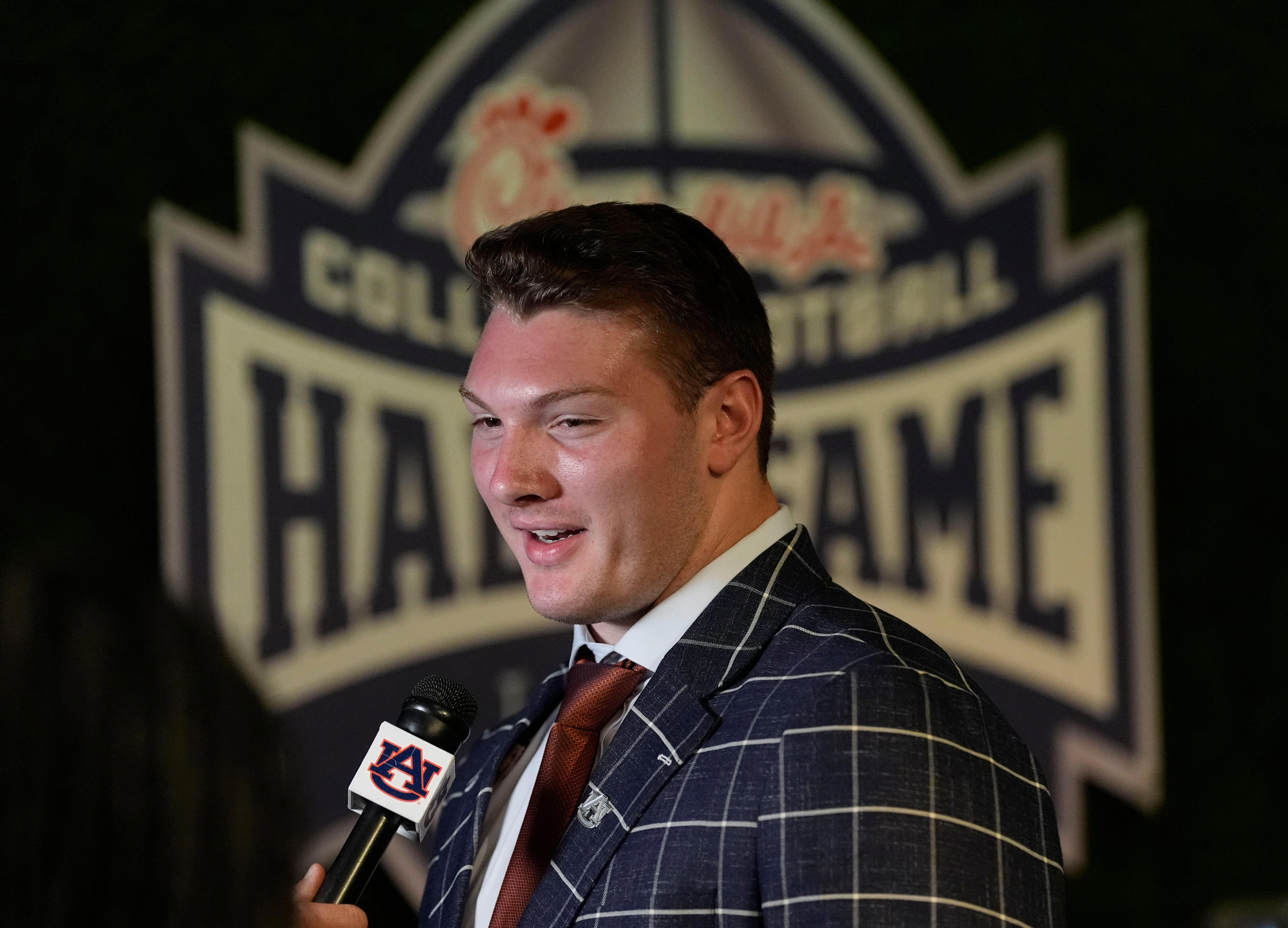 Auburn center Connor Lew is impressed by quarterback Jackson Arnold