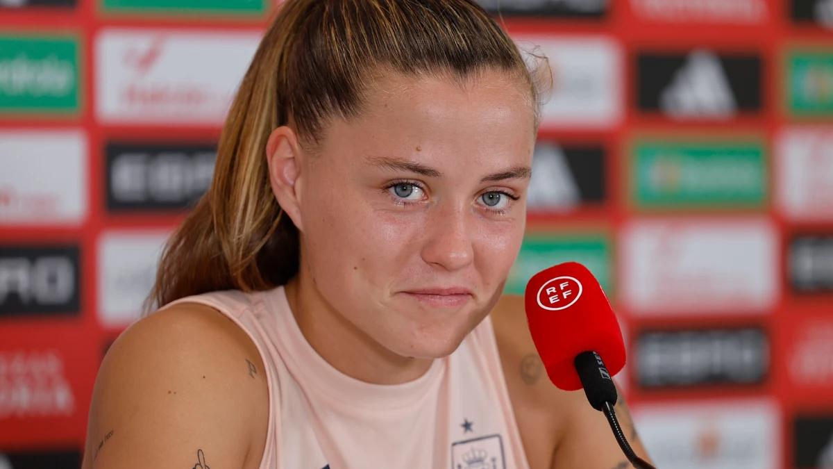 Claudia Pina, la futbolista que aprendió a disparar en la terraza de su ...