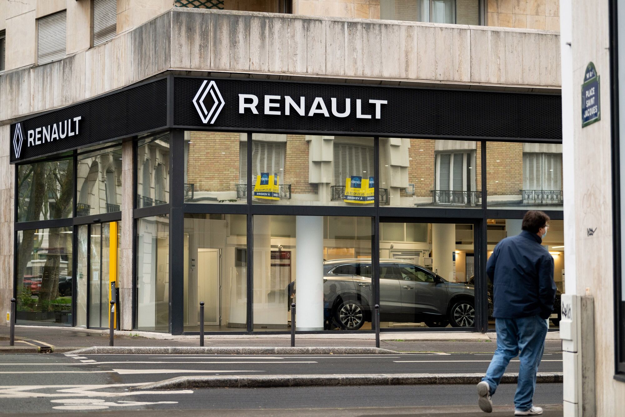 Renault Sinks After Cutting Guidance, Naming Interim CEO