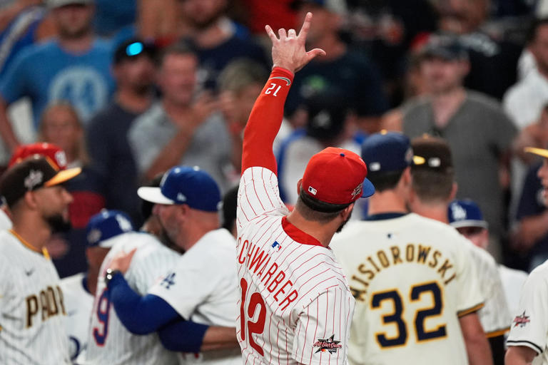 British and French paratroopers complete joint training during State Visit