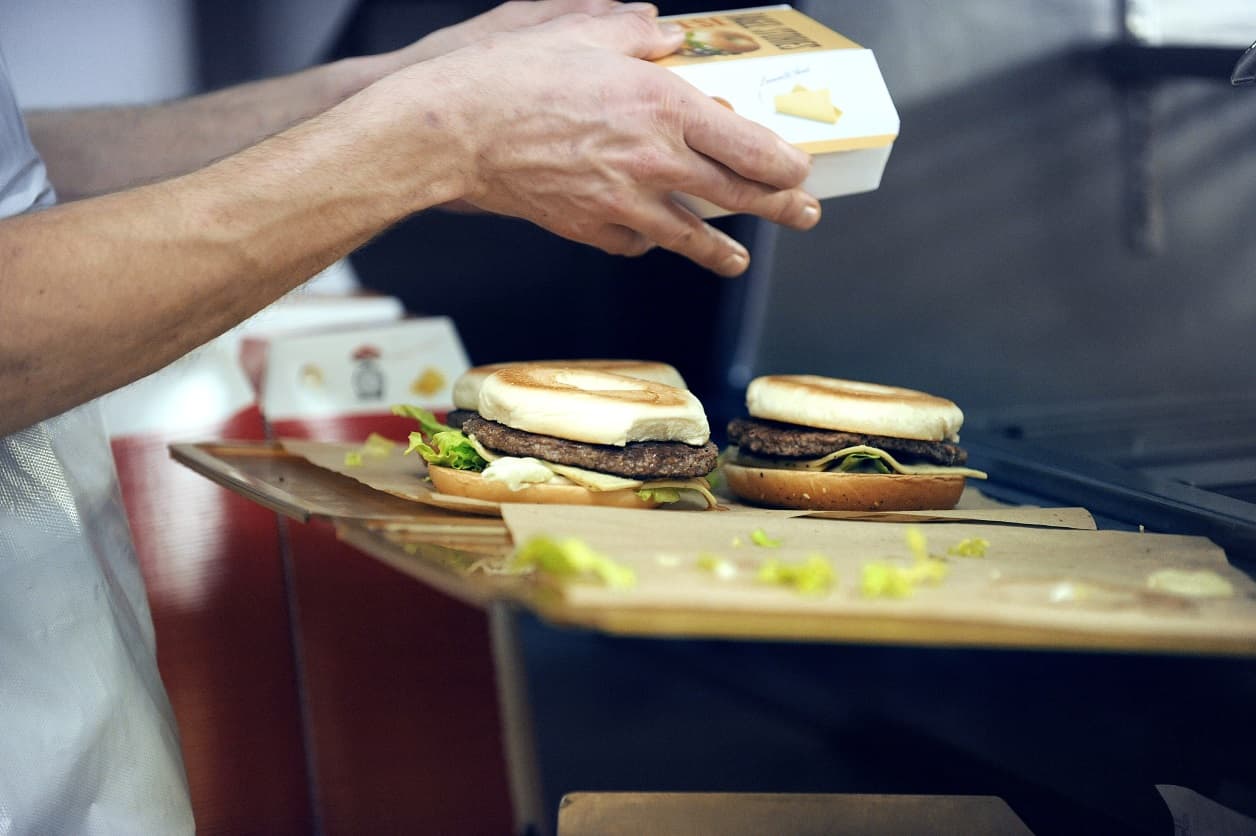 Burgers, nuggets... L'UFC-Que Choisir pointe un manque de transparence ...