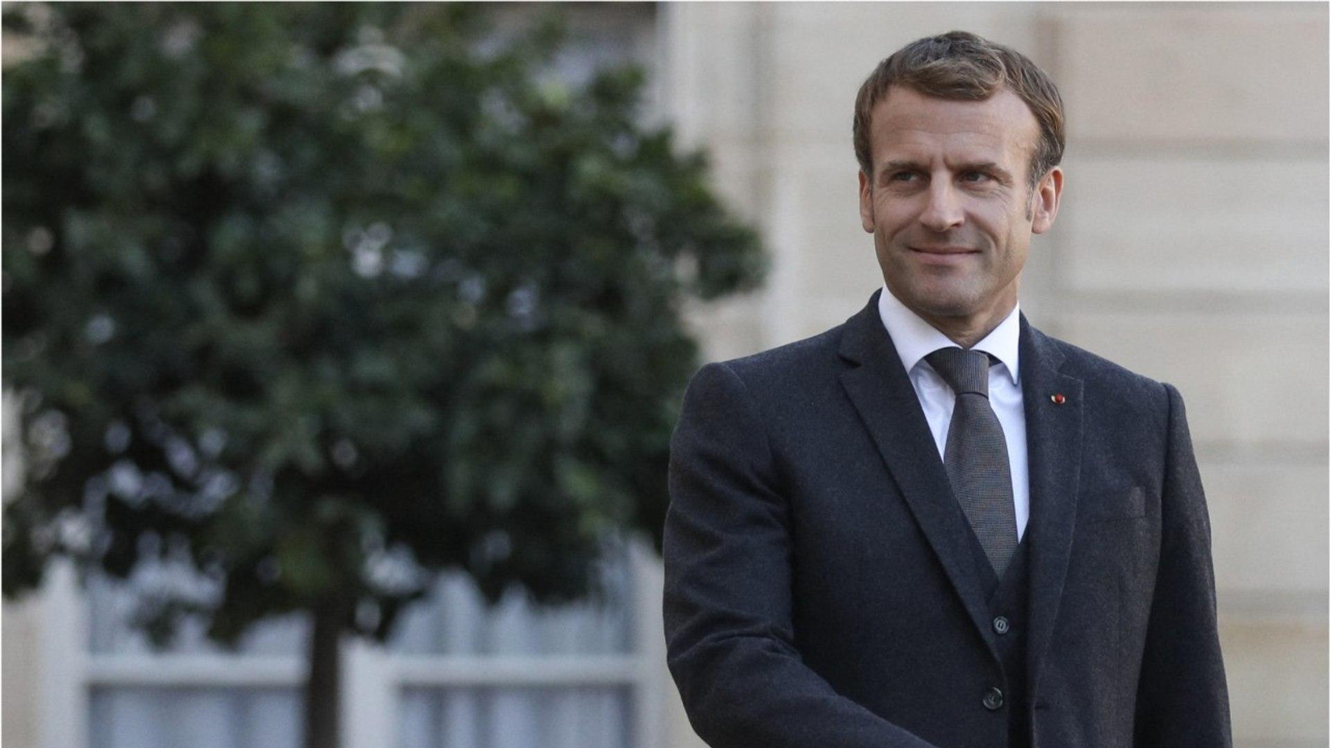 Emmanuel Macron chapeau sur la tête : une photo intime en surprend plus ...