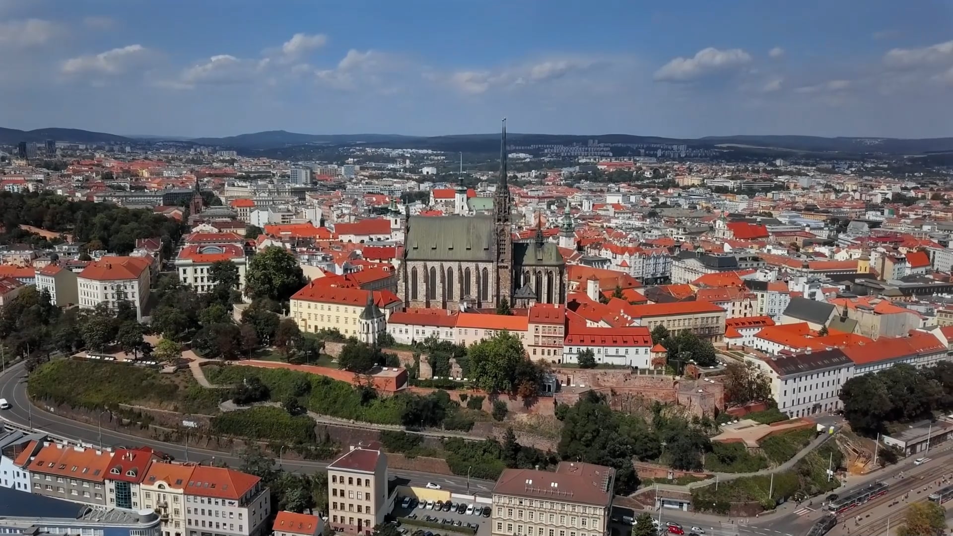 Skyline de Brno : vues aériennes des cathédrales et châteaux tchèques