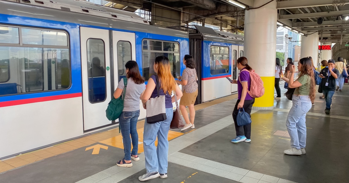 Seniors, PWDs can now enjoy 50% discount on LRT, MRT rides