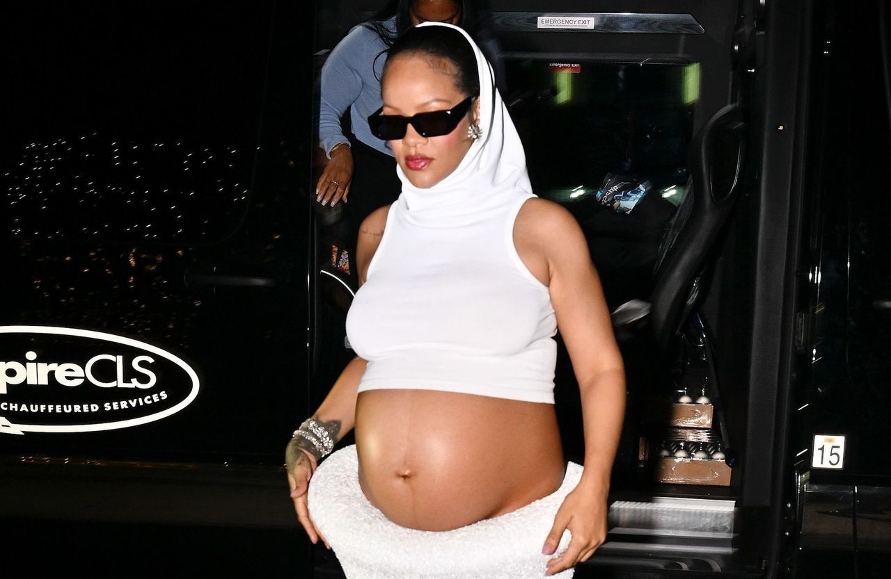Enceinte, Rihanna remet au goût du jour cette manière Y2K de porter sa jupe