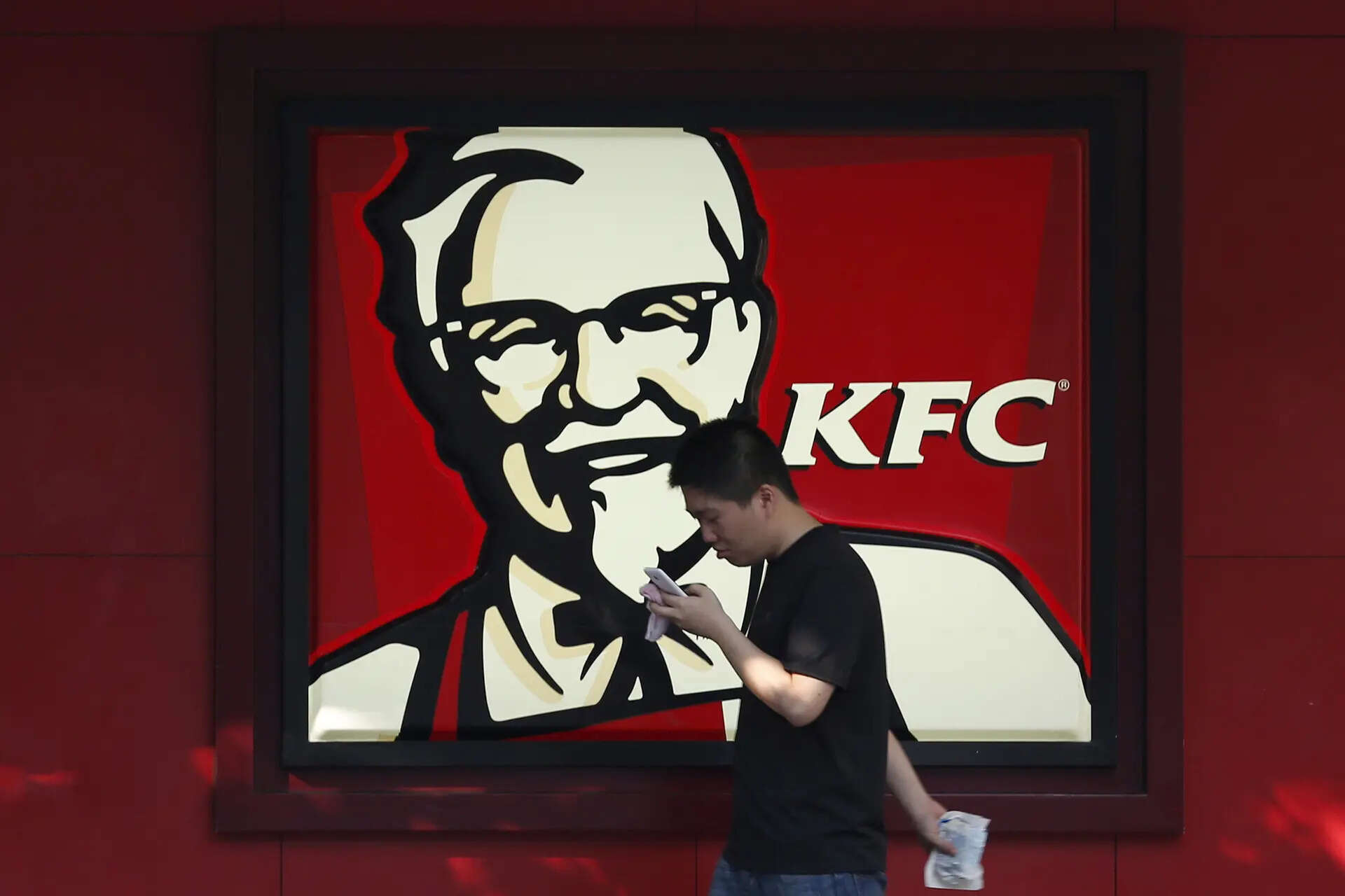 KFC's US comeback: Fast Food restaurant offers free buckets of chicken ...