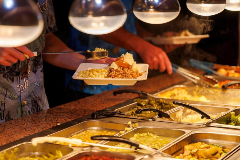 ‘Expect grandma's cooking.' Generational comfort keeps Southern buffets ...