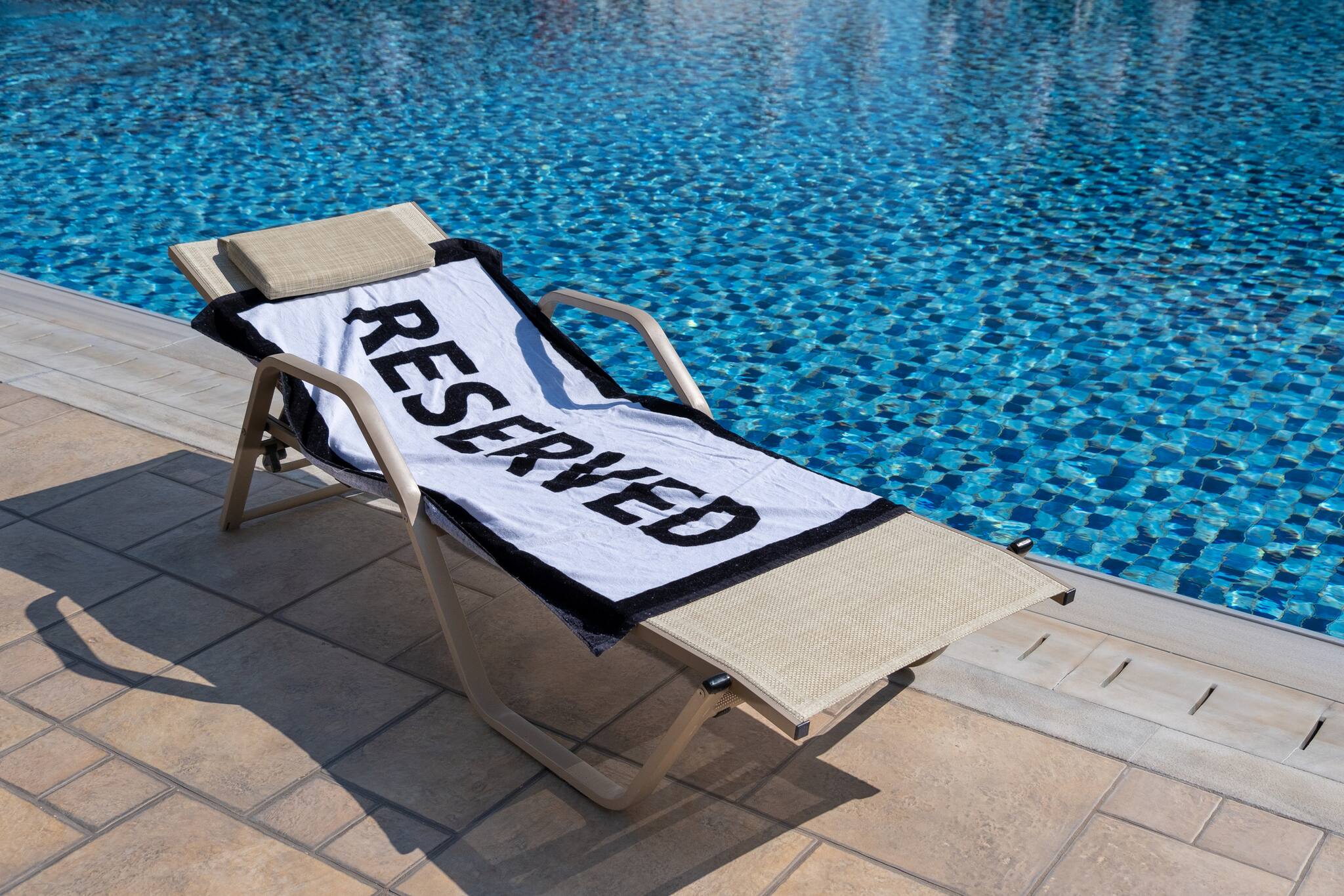 Handtuch-Krieg am Pool: Psychologin erklärt, warum wir Liegen reservieren