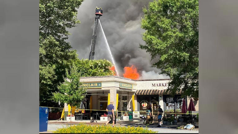 Restaurant destroyed by fire, firefighters save nearby courthouse in ...