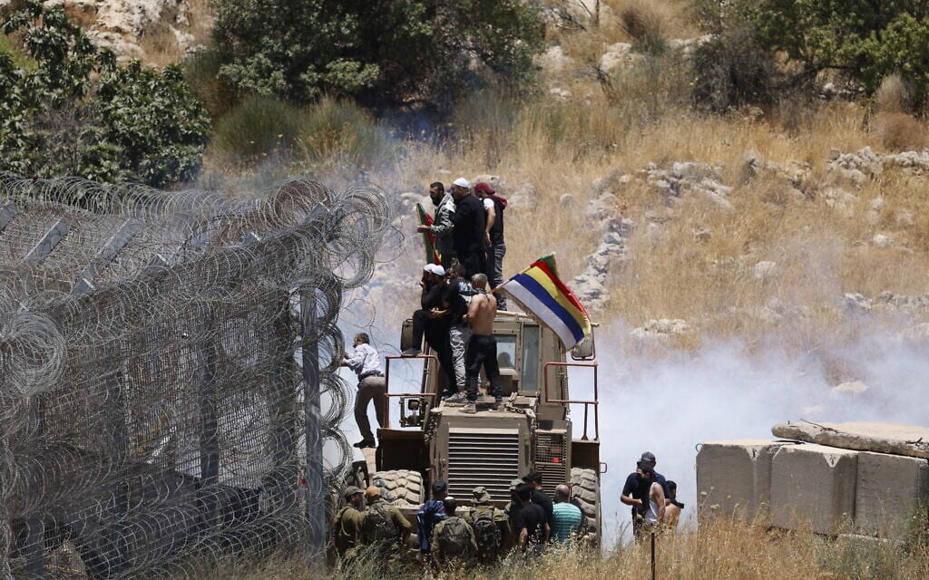 Seven men indicted on suspicion of smuggling arms from Syria into Israel