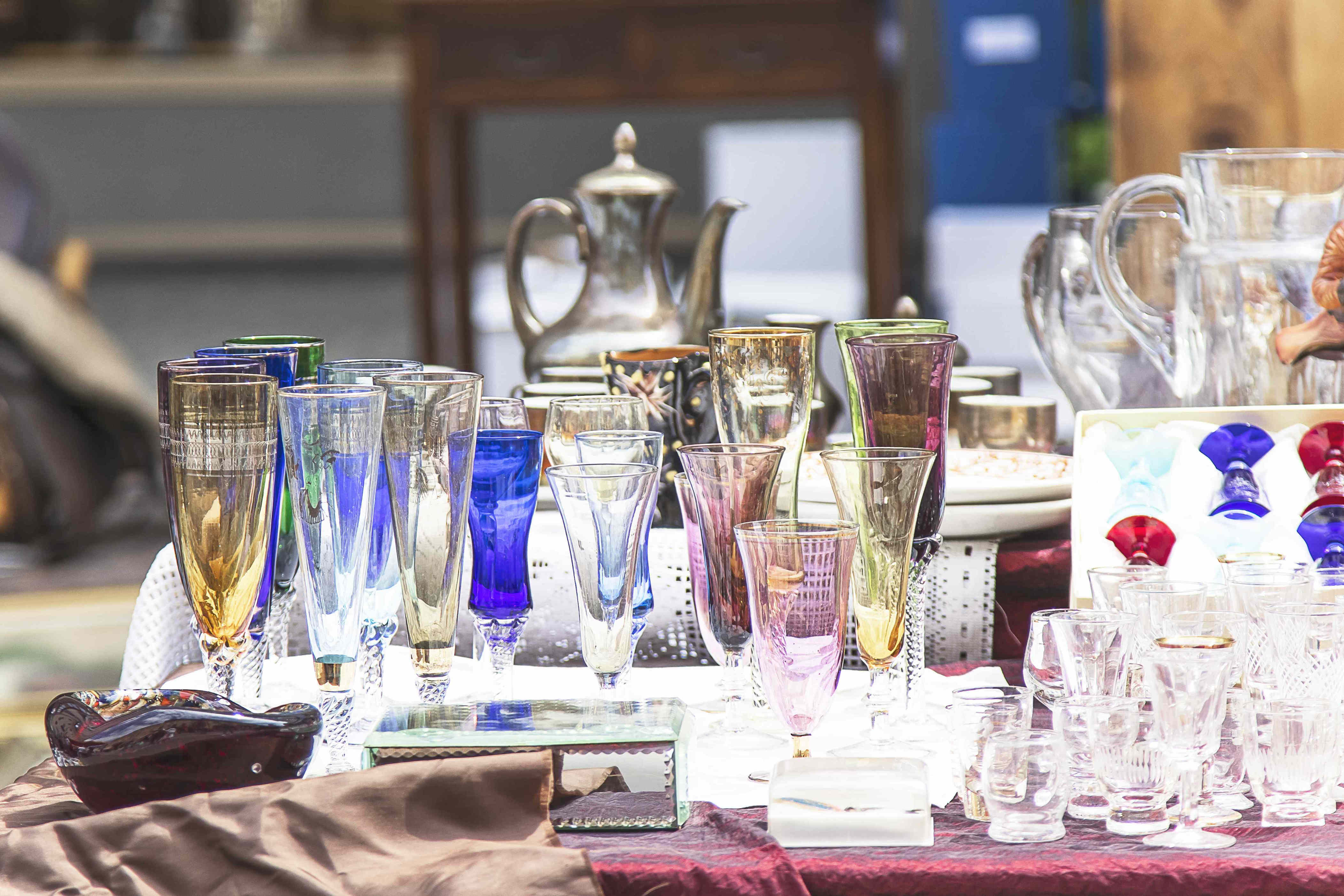 5 red flags to avoid at all costs when thrifting home decor, according ...