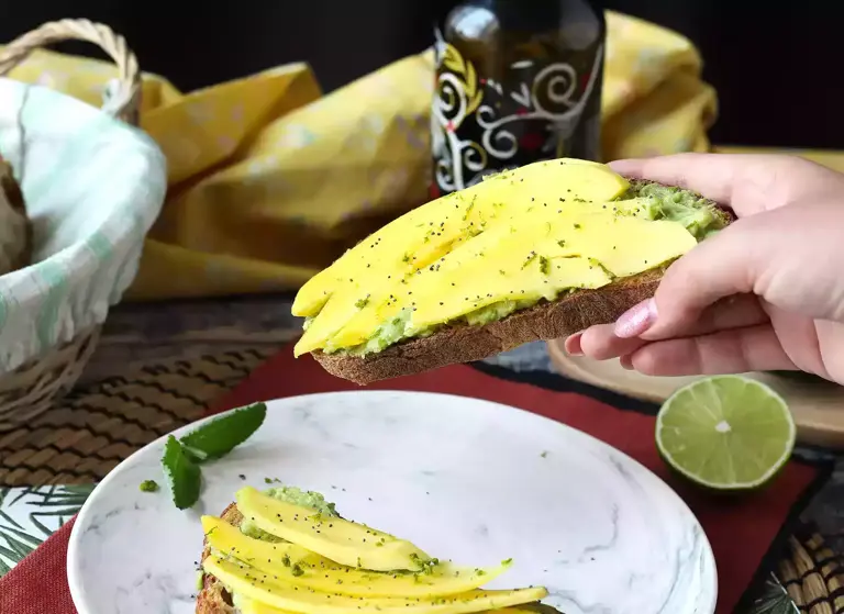 Avocado toast with mango and lime: a fresh, quick and flavorful recipe