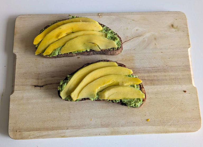 Avocado toast with mango and lime: a fresh, quick and flavorful recipe