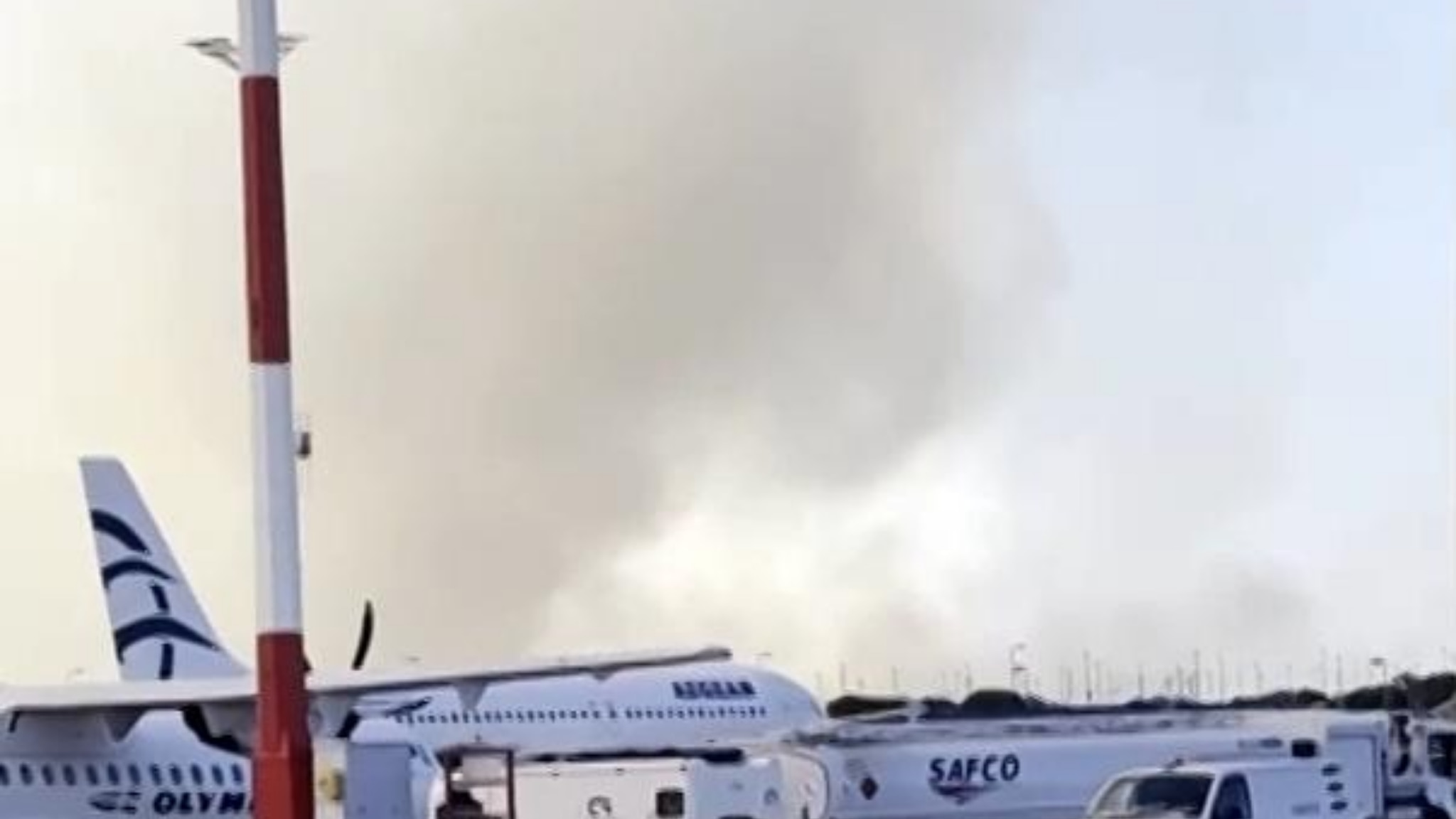 Grecia, il fumo dell'incendio lambisce l'aeroporto di Atene mentre le ...