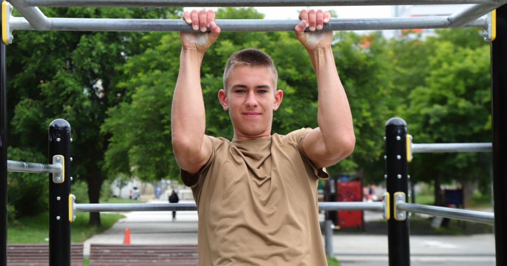 ”Tvinga mig inte att följa dig”: 19-åring avslöjar hur han tvingades ...