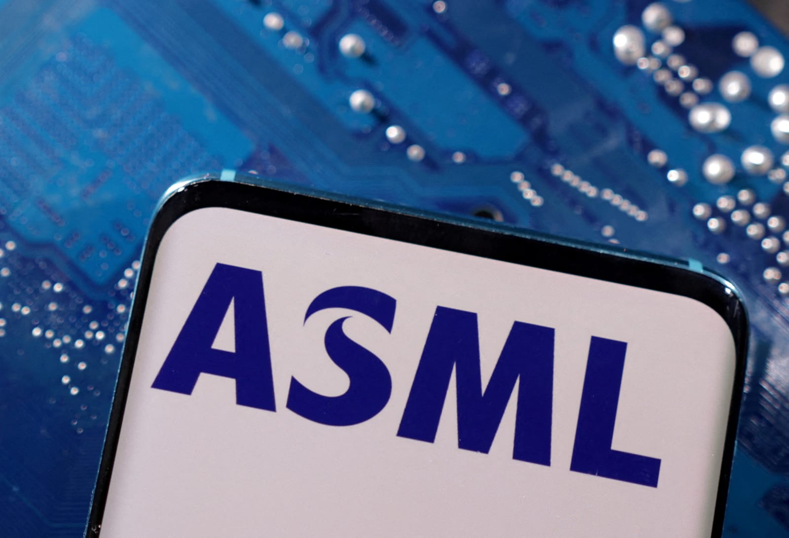ASML、65.8％増益 オランダ半導体、先行き懸念