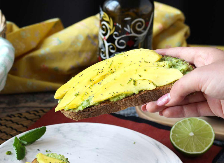 Avocado toast with mango and lime: a fresh, quick and flavorful recipe