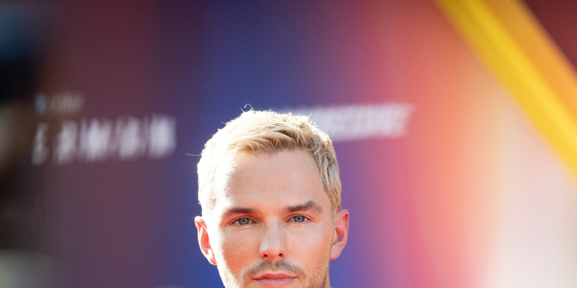 Nicholas Holt está repartiendo lecciones de estilo con sus looks de verano