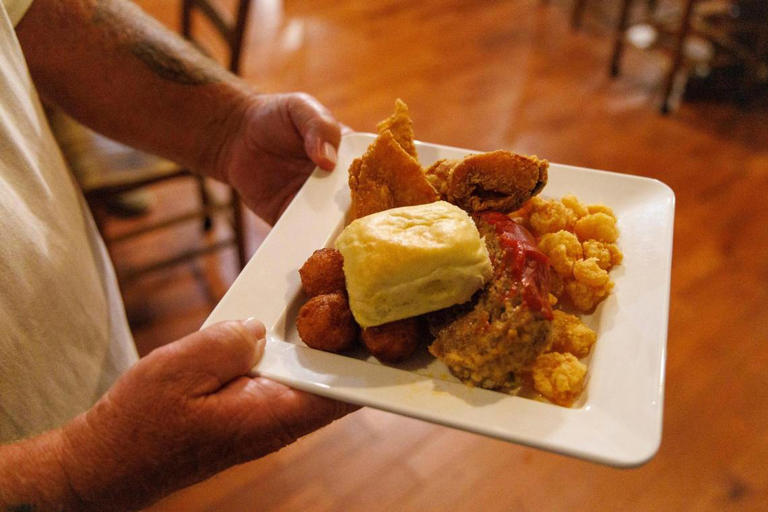 ‘Expect grandma's cooking.' Generational comfort keeps Southern buffets ...