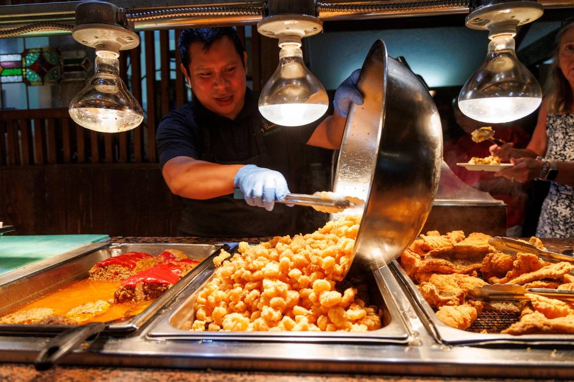 ‘Expect grandma's cooking.' Generational comfort keeps Southern buffets ...