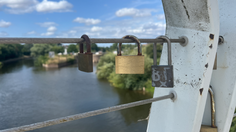 Bridge maintenance leads to love locks removal