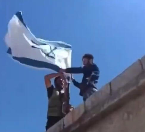 Syrian Druze fly Israeli flag on roof in Sweida as IDF strikes regime ...