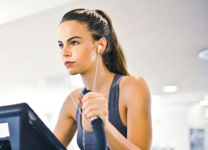 Girls Make These 4 Common Gym Mistakes – And It Damages Their Skin!