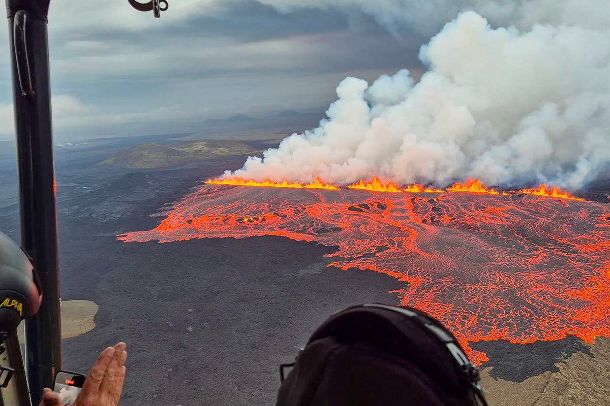 Iceland volcano eruption live: Huge wall of fire expands to the north ...